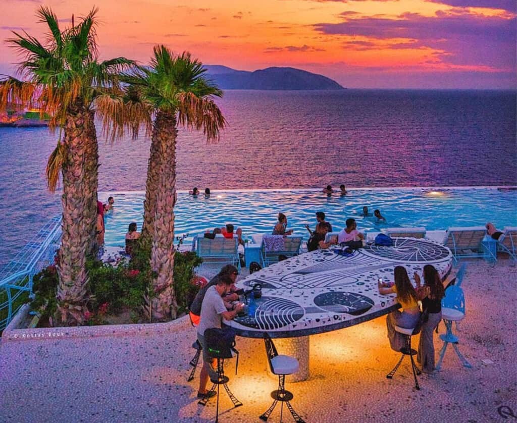 Guide To Greece: Sunset Points, Party Clubs & Restaurants